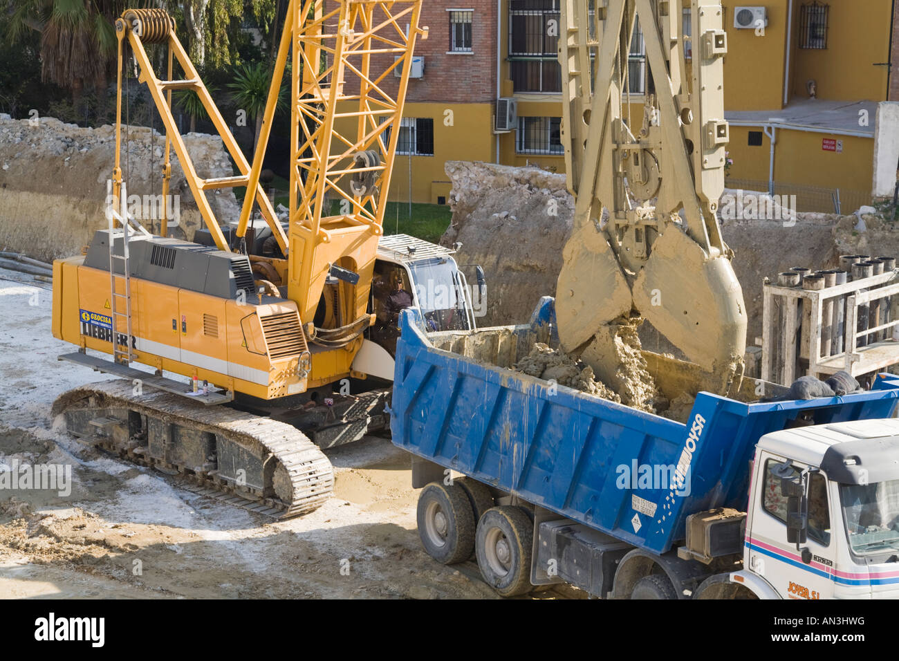 Earth moving crane hi-res stock photography and images - Alamy