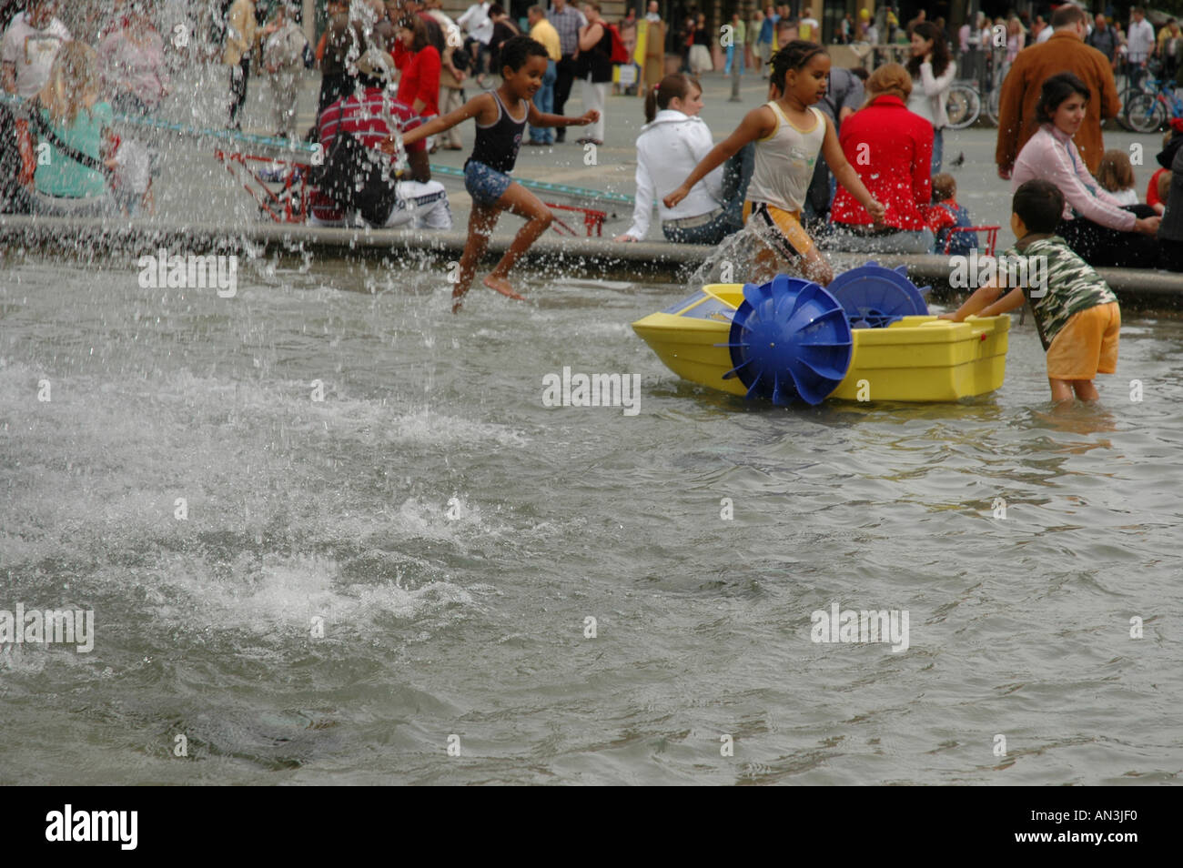 Springbrunnen sommer kinder hi-res stock photography and images - Alamy
