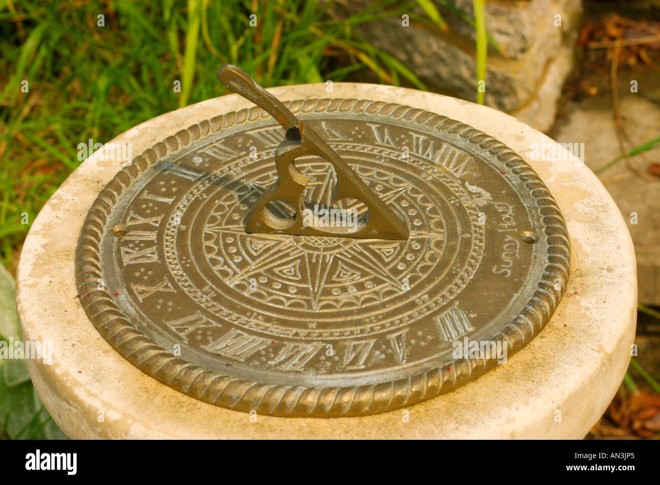 Sundial time hi-res stock photography and images - Alamy