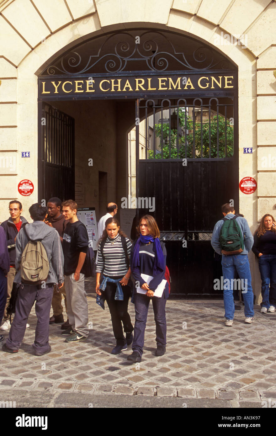 French female students paris hi-res stock photography and images - Alamy