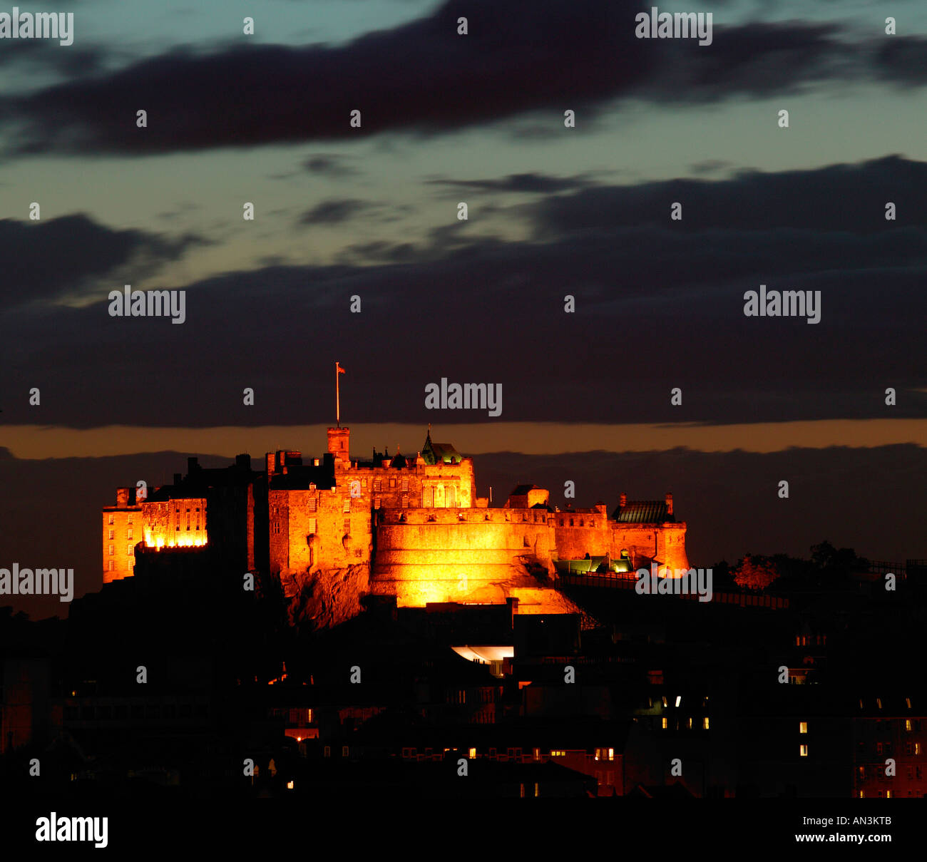 Edinburgh floodlit at dusk hi-res stock photography and images - Alamy