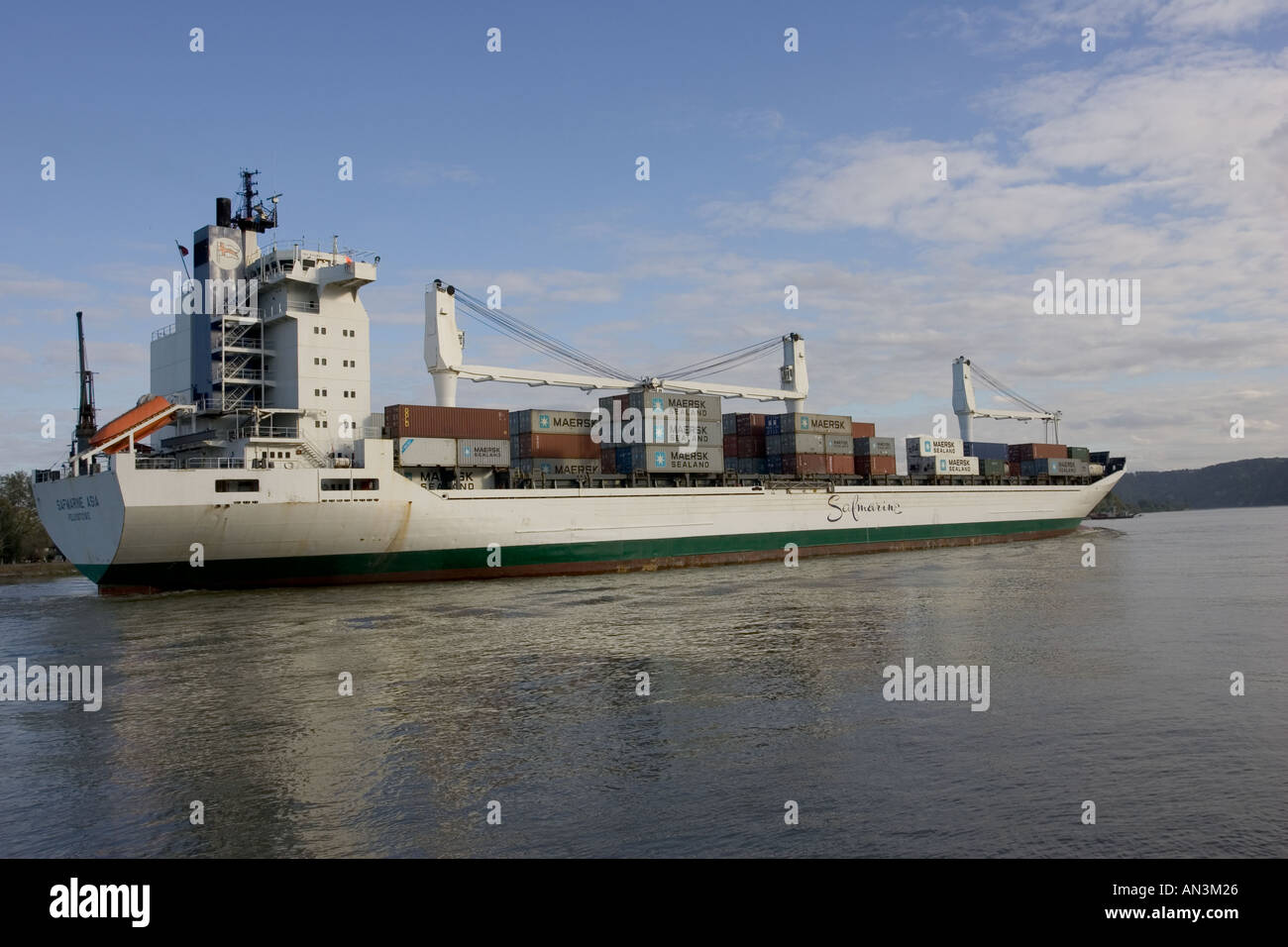 Maersk sealand shipping containers hi-res stock photography and images ...