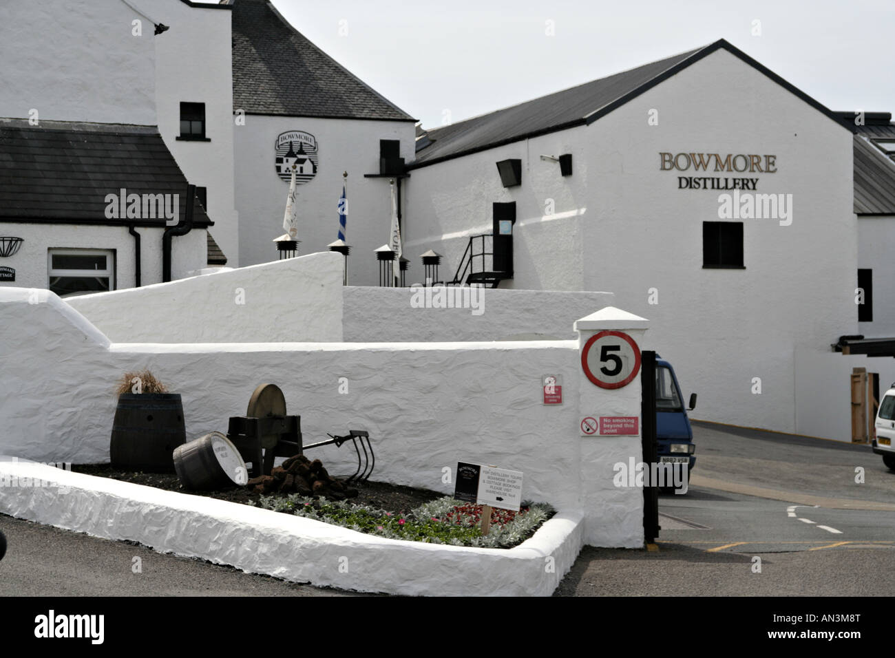 Bowmore distillery hi-res stock photography and images - Alamy