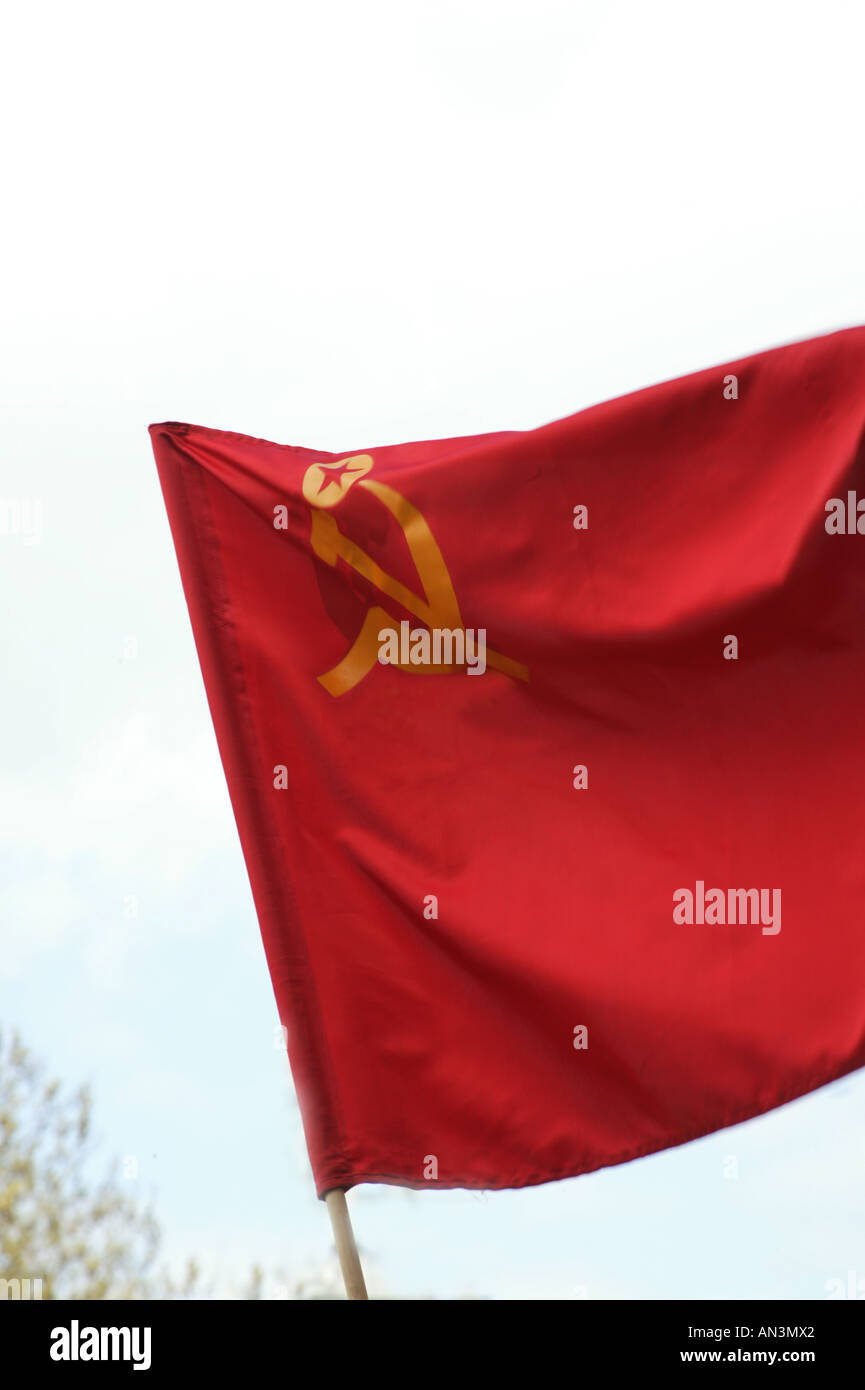 Red flags hammer sickle hi-res stock photography and images - Alamy