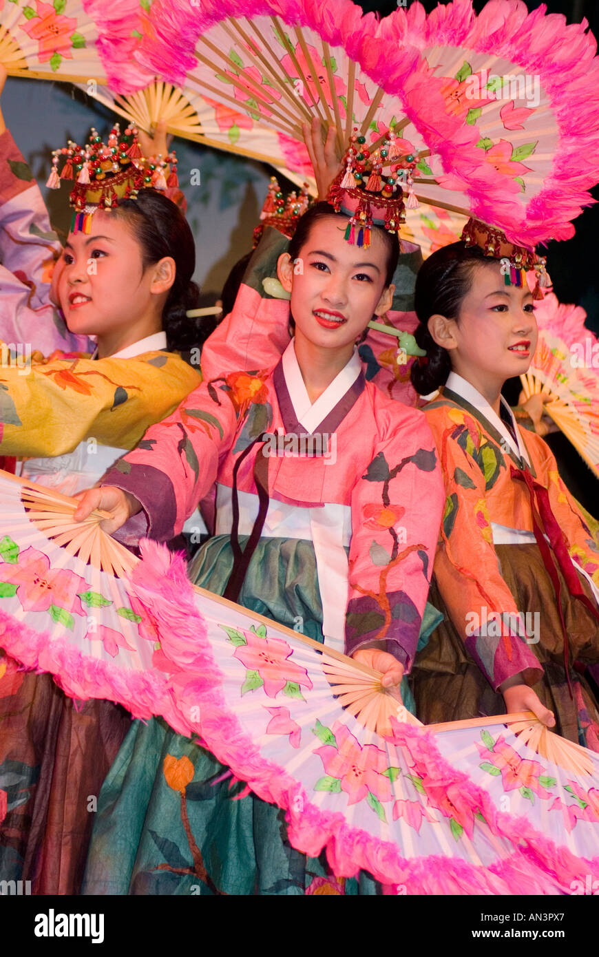 Young korean dancers hi-res stock photography and images - Alamy