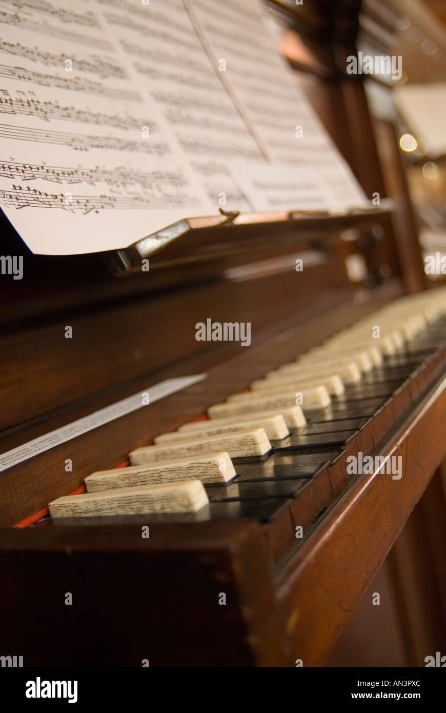 Old pianos keyboard hi-res stock photography and images - Alamy