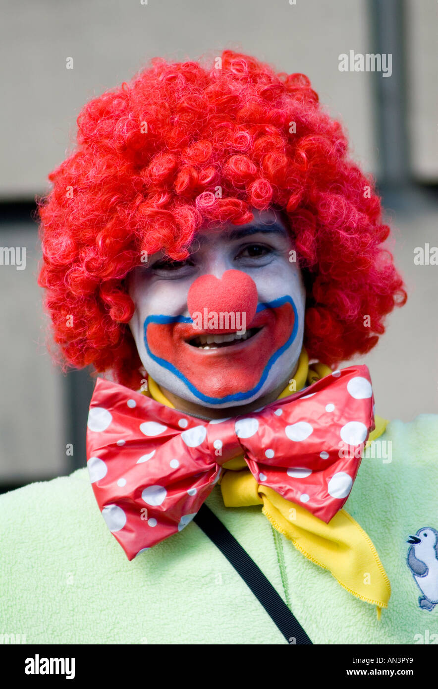 Street performer dressed clown edinburgh hi-res stock photography and ...
