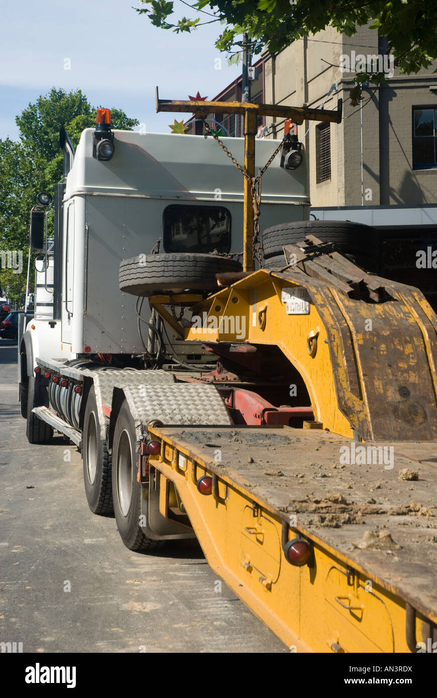 Western Star truck, showing how a low loader is joined to the cab ...