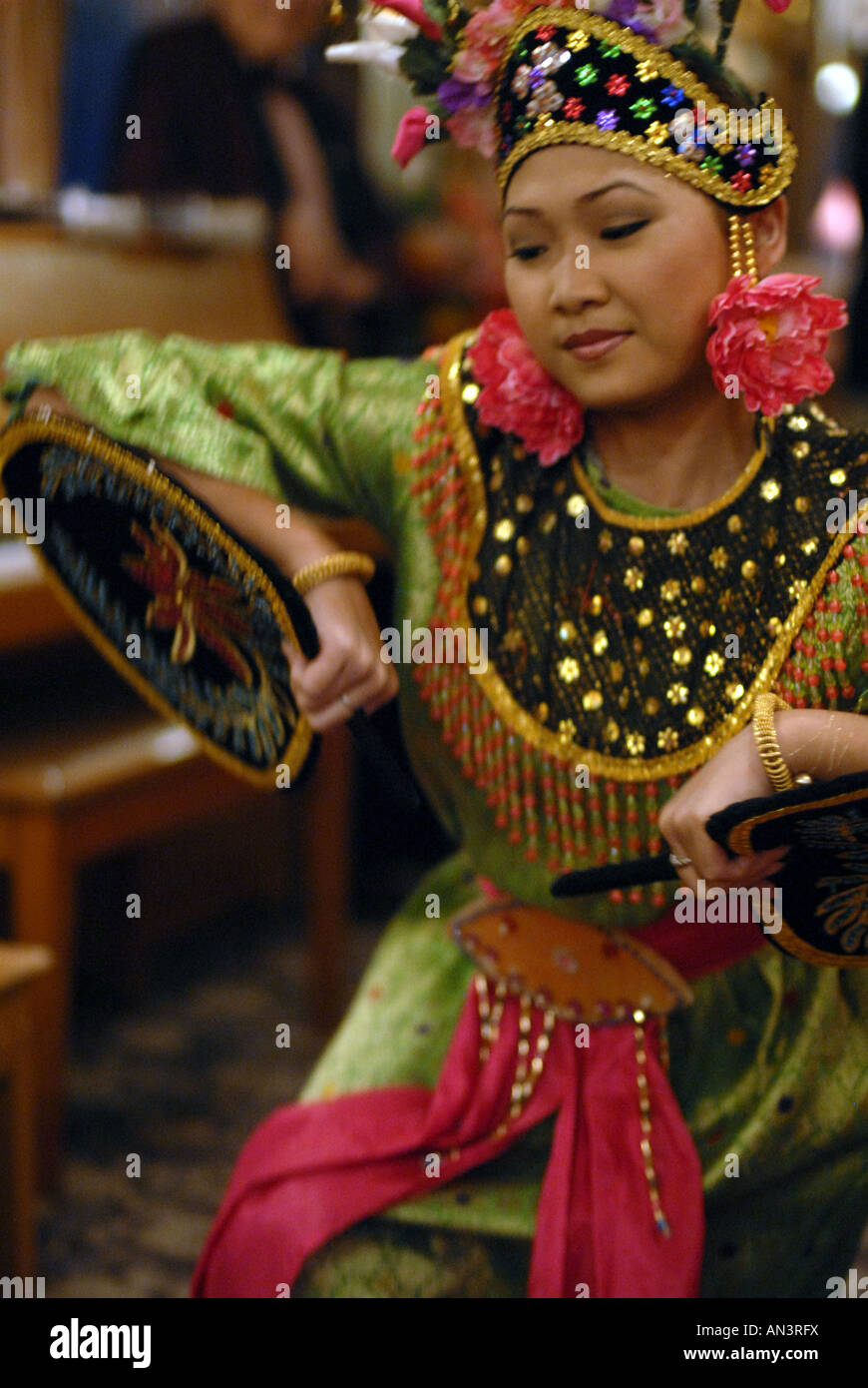 Traditional Malay dancer Stock Photo - Alamy