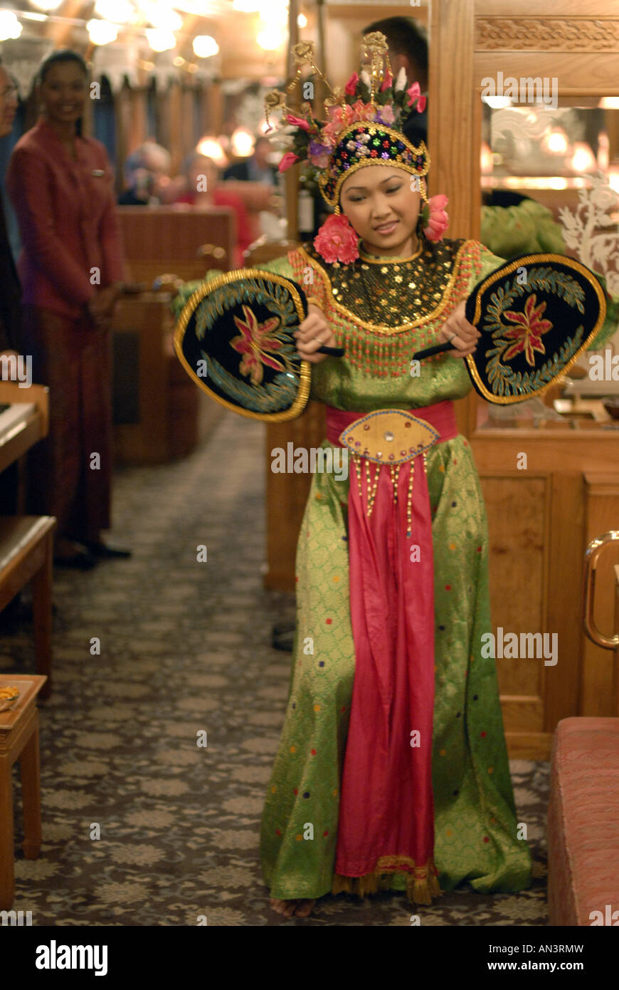 Malaysia traditional malay dancing hi-res stock photography and images ...