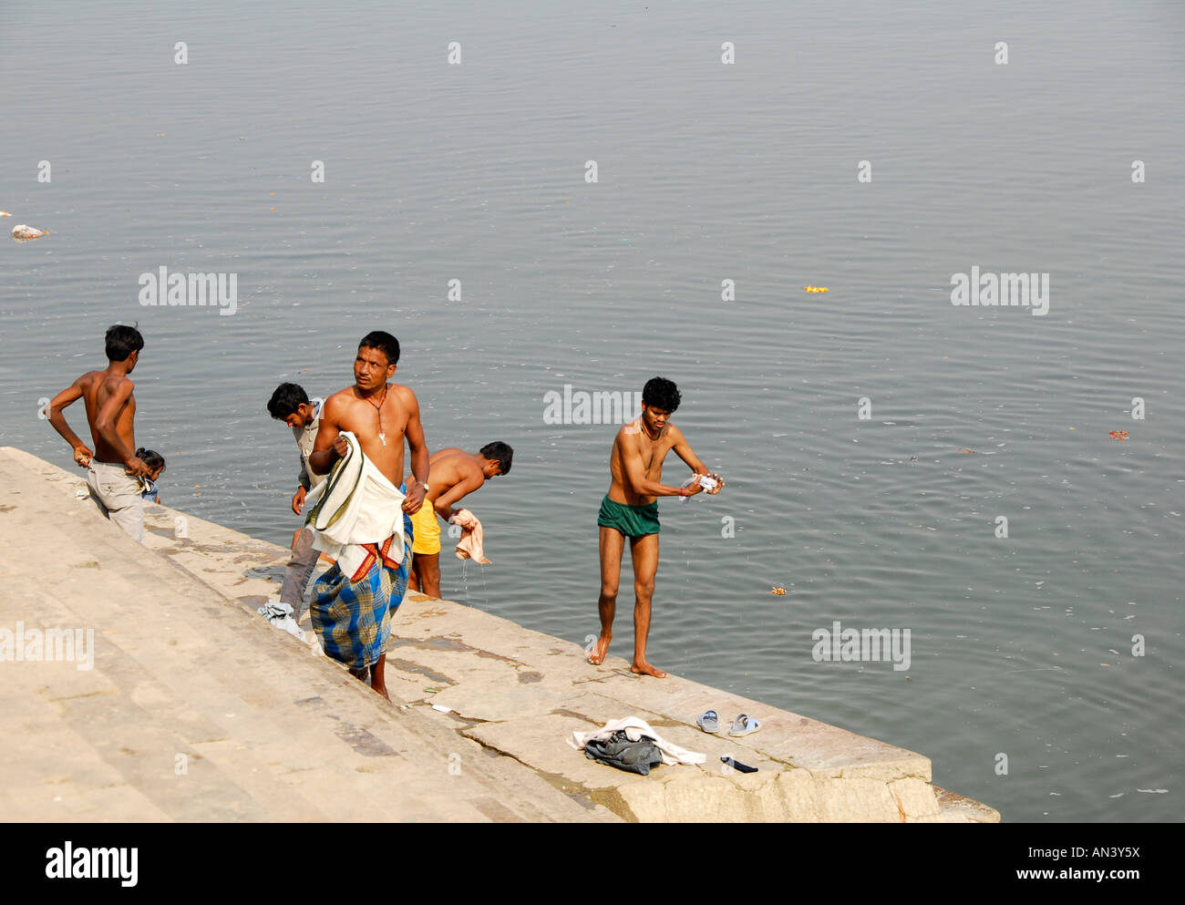 People washing in the river Ganges, Varanasi, India Stock Photo - Alamy