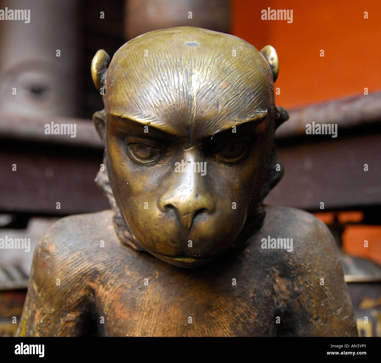 Bronze monkey statue hi-res stock photography and images - Alamy