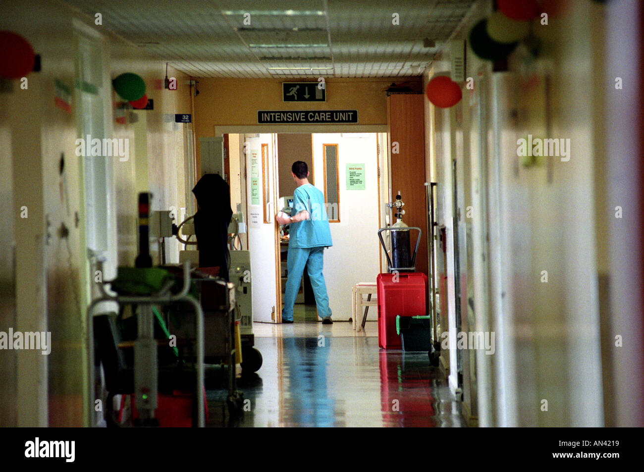 Intensive care unit doctor hi-res stock photography and images - Alamy