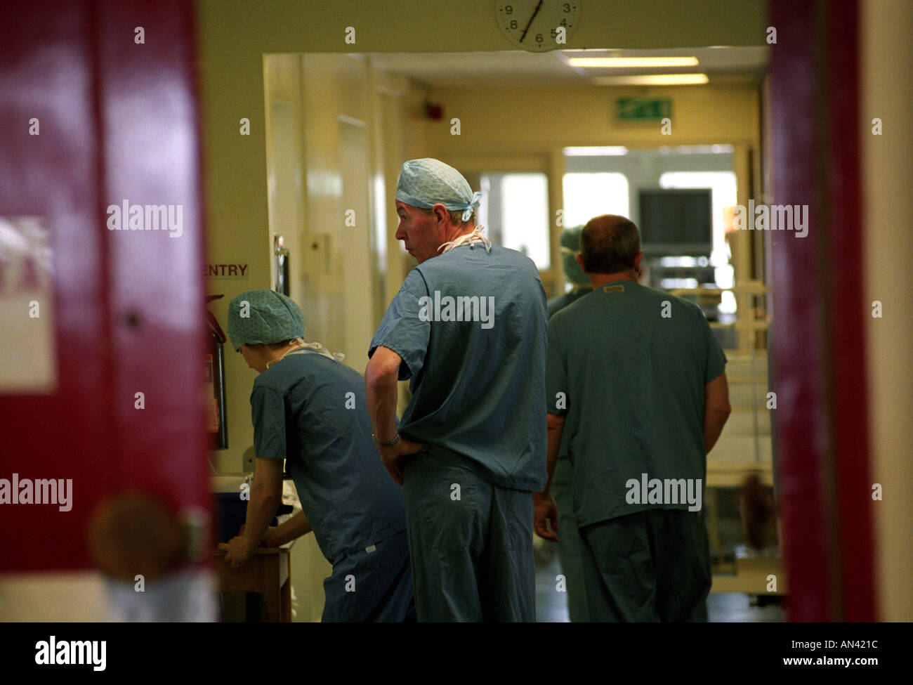 Nurses in hospital theatre hi-res stock photography and images - Alamy
