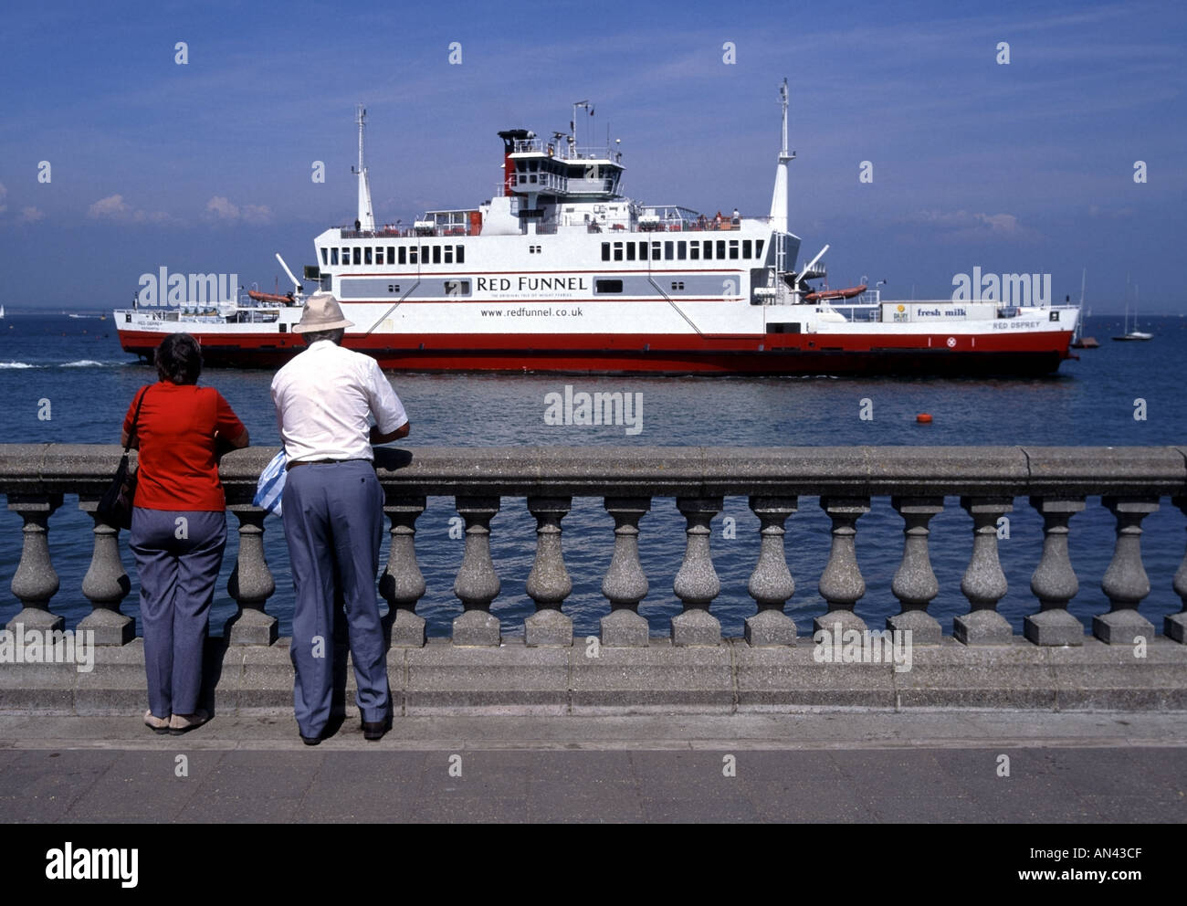 People watching the at cowes on the isle of wight hi-res stock ...