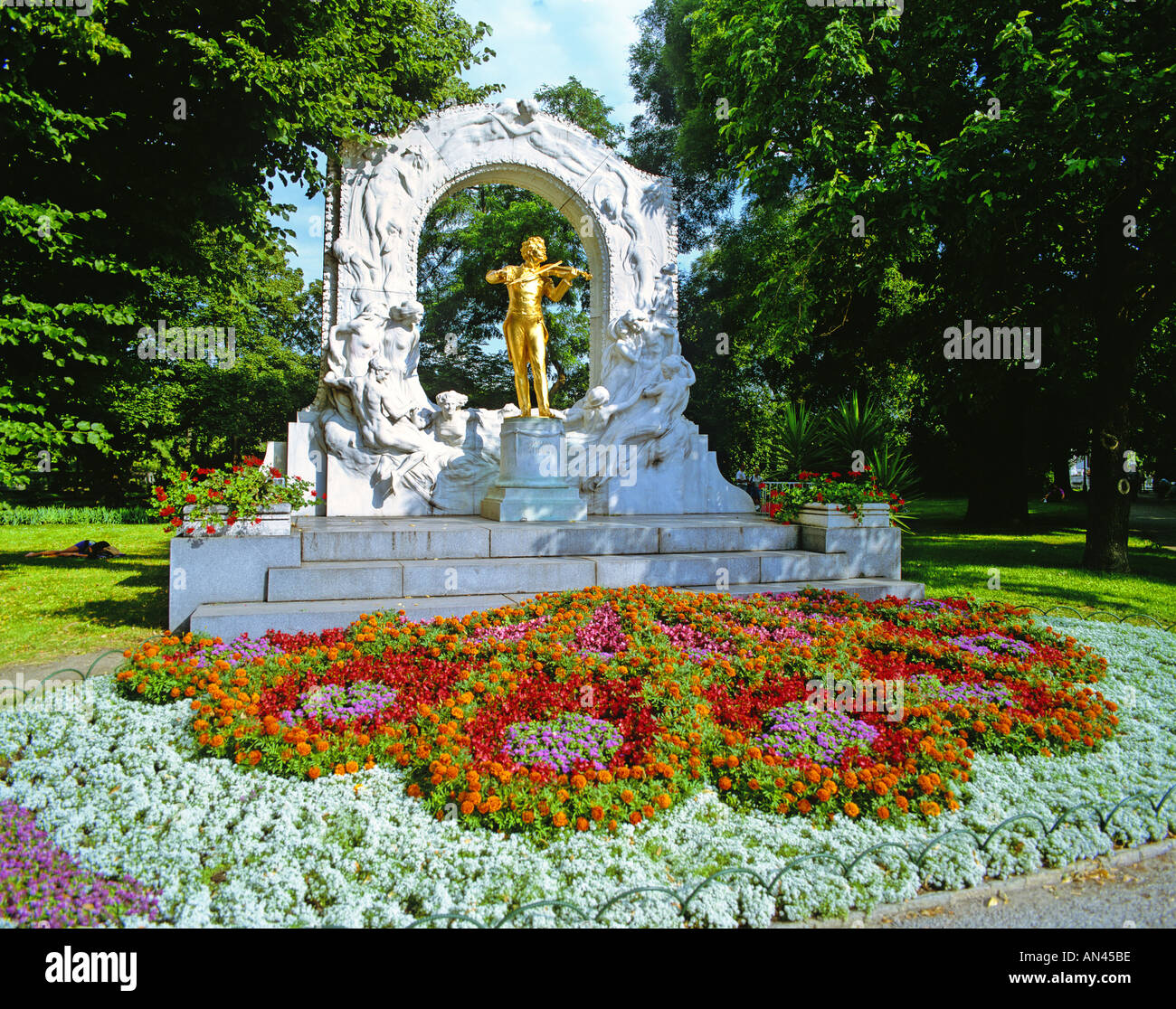 Johann Strauss Statue Stadtpark Vienna Austria Stock Photo - Alamy