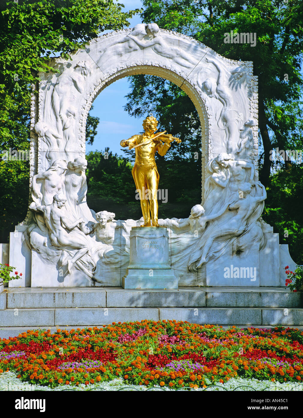 Johann Strauss Statue Stadtpark Vienna Austria Stock Photo - Alamy