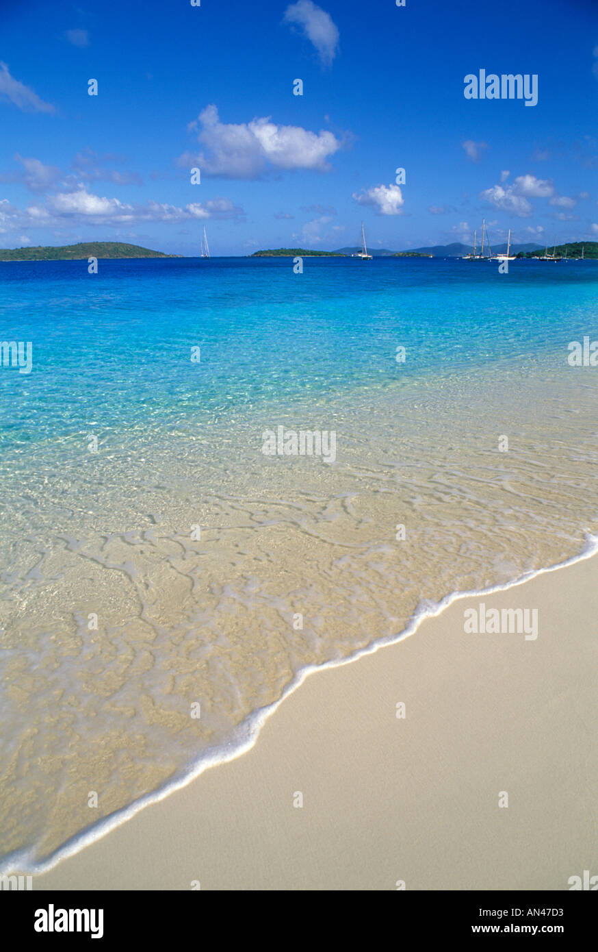 Shallow tropical shoreline calm hi-res stock photography and images - Alamy