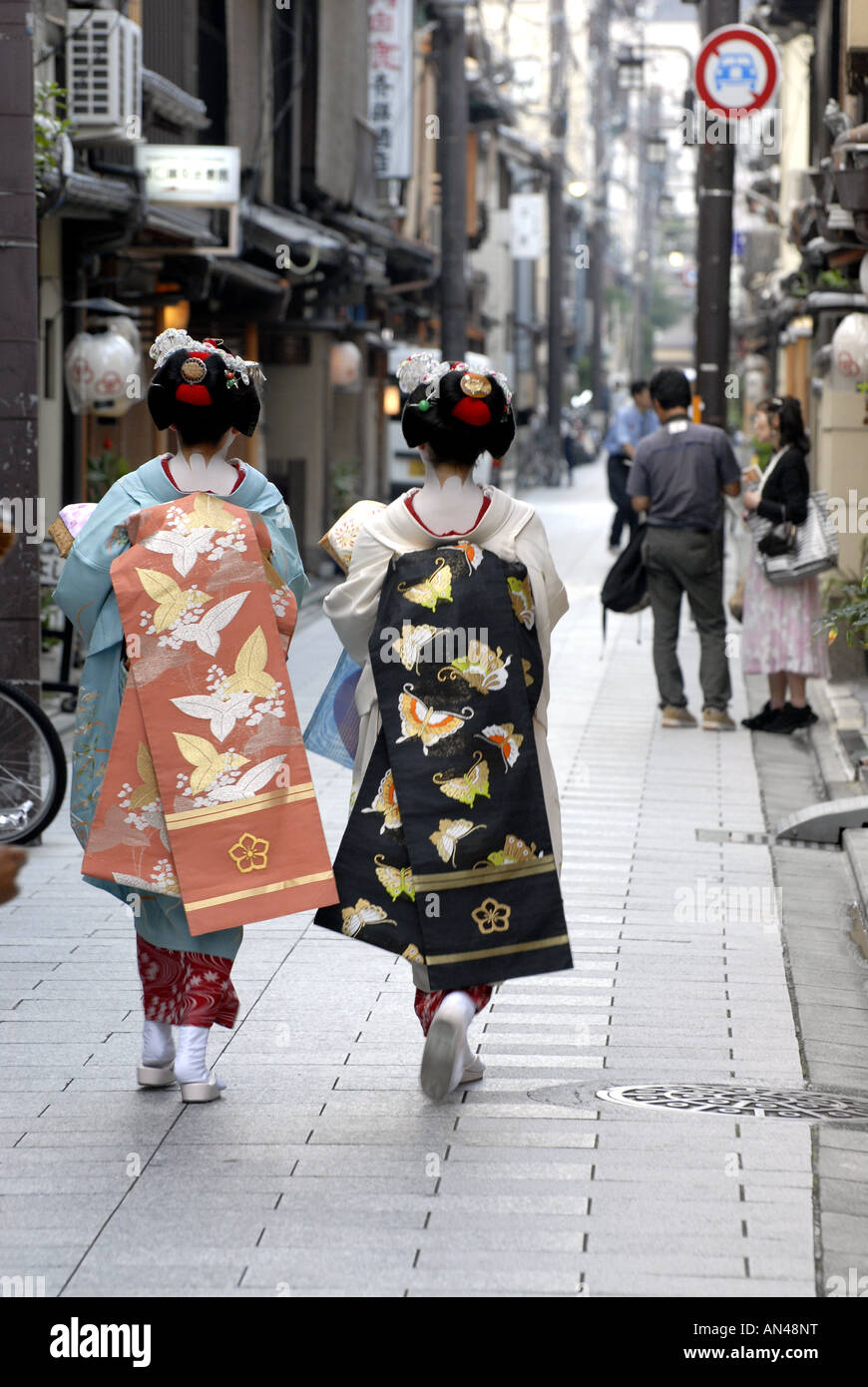 Maiko (apprentice Geisha) In Miyagawacho Kyoto Japan Stock Photo - Alamy