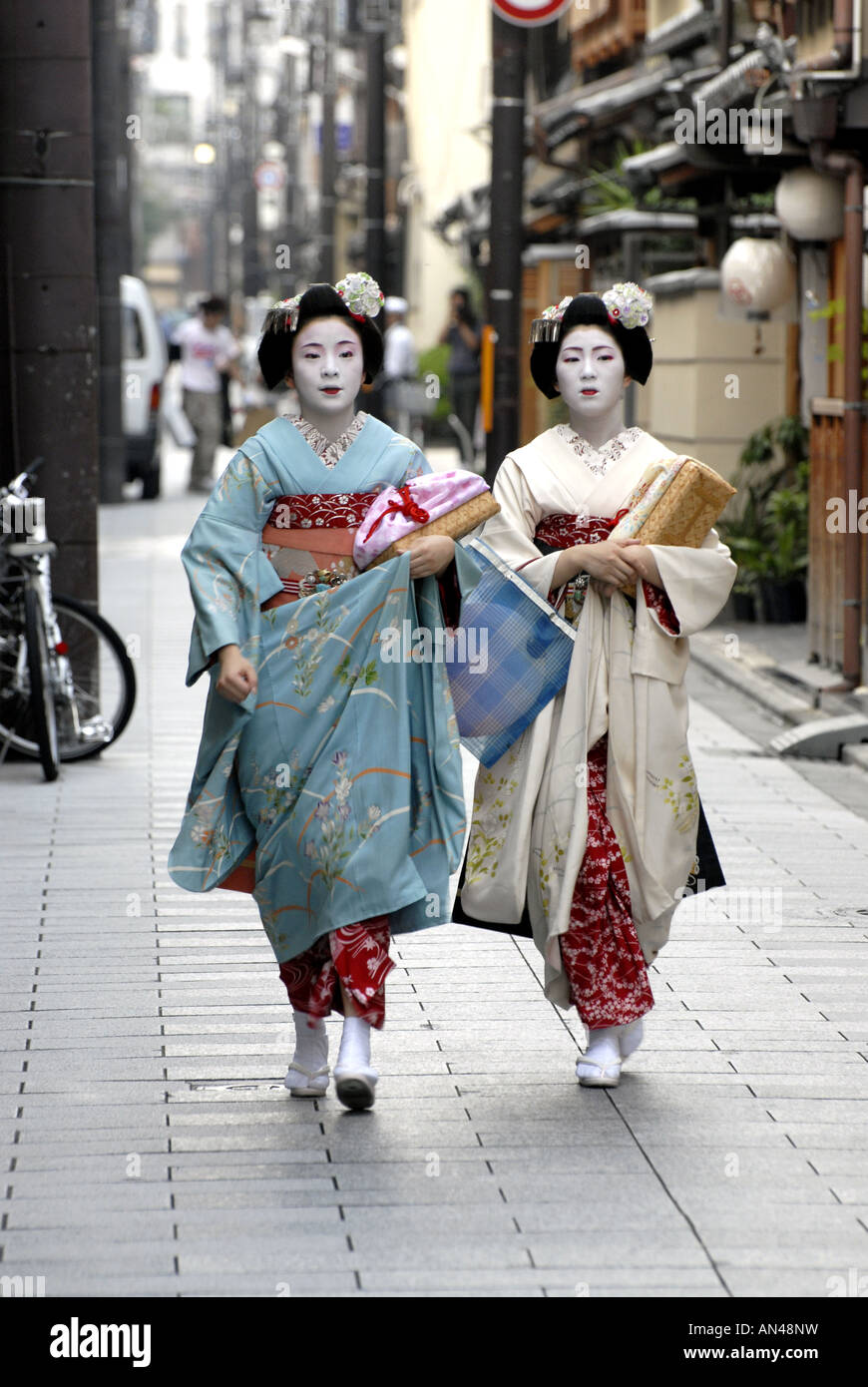 Maiko (apprentice Geisha) In Miyagawacho Kyoto Japan Stock Photo - Alamy