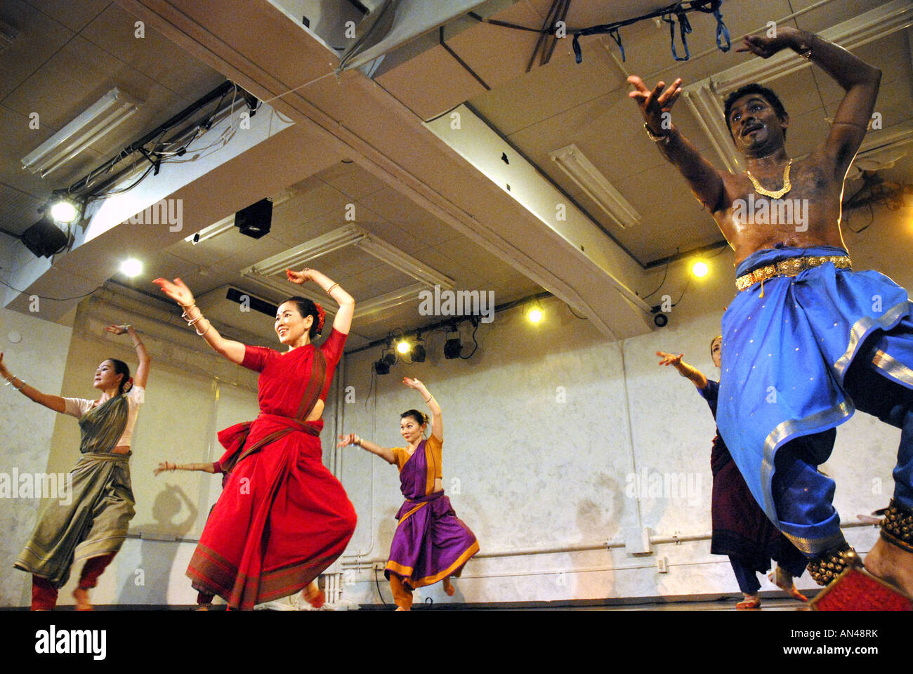 Japan dance stage hi-res stock photography and images - Alamy