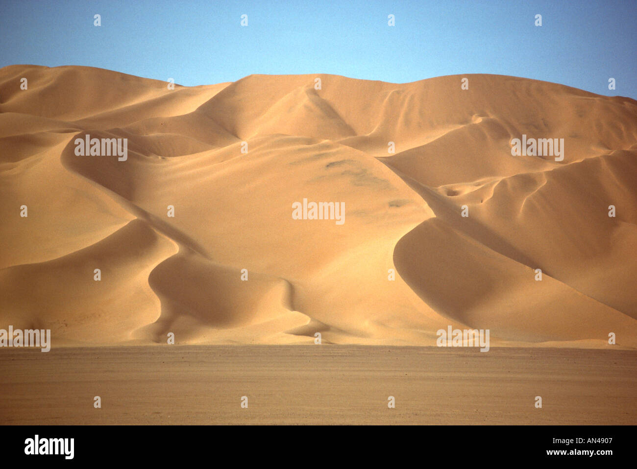 Sand Dunes Sahara Desert Algeria North Africa Stock Photo - Alamy