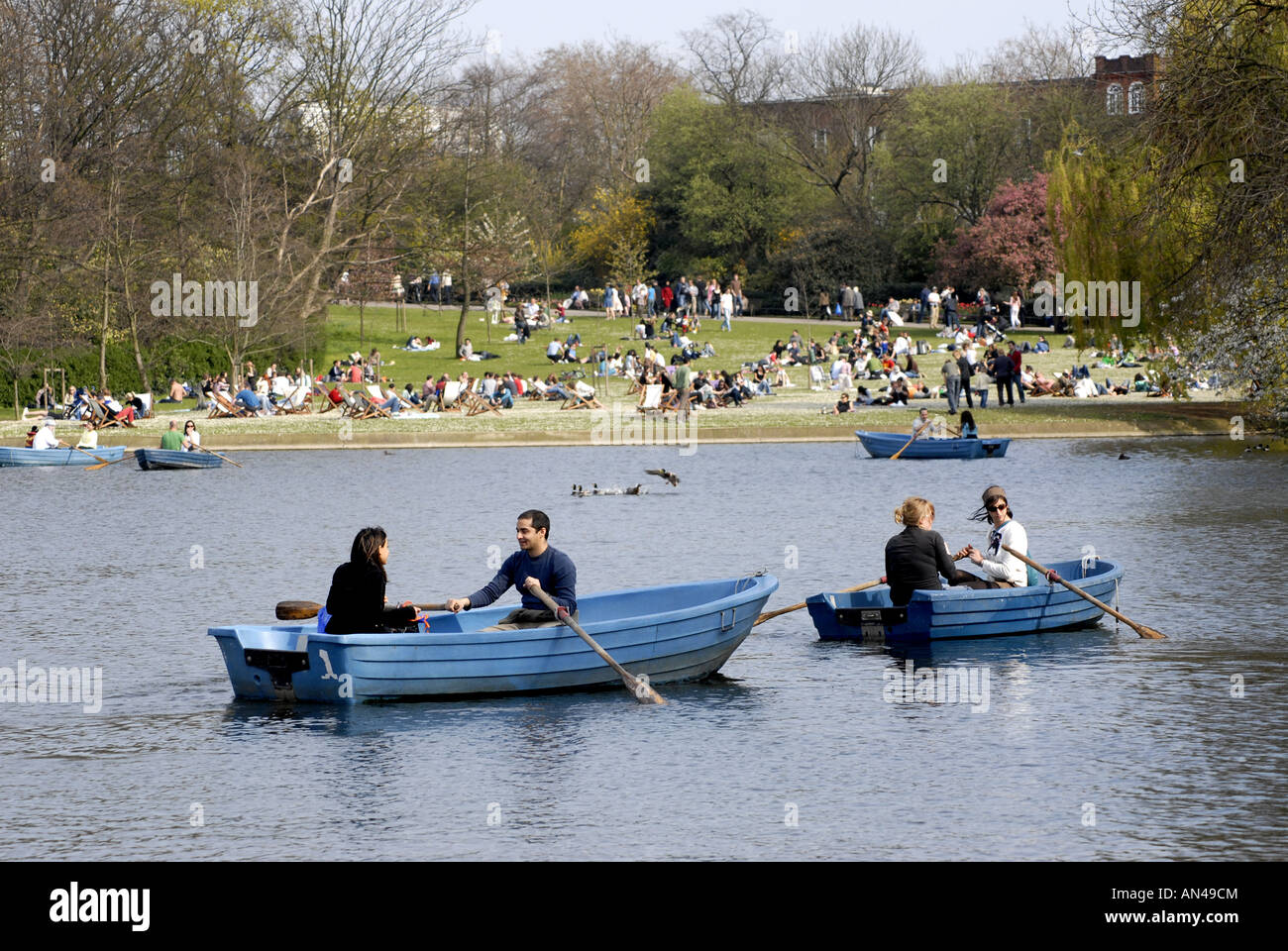 People in boats in regents park hi-res stock photography and images - Alamy