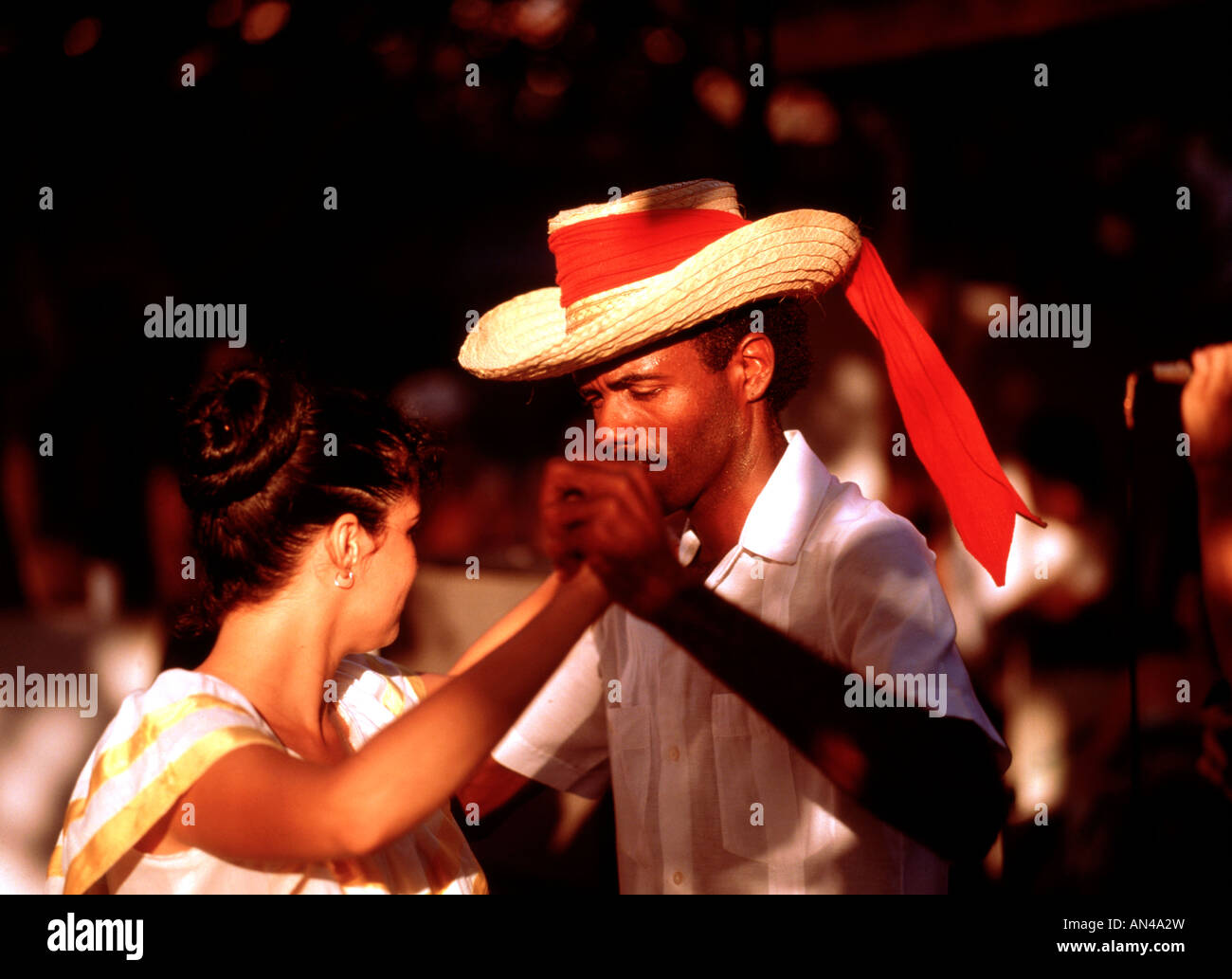 Cuban couple dance hi-res stock photography and images - Alamy