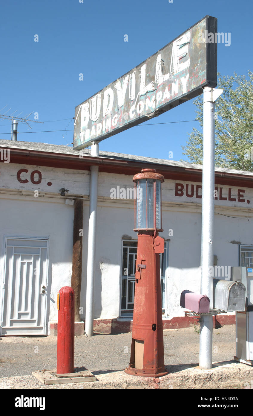 Budville gas station hi-res stock photography and images - Alamy