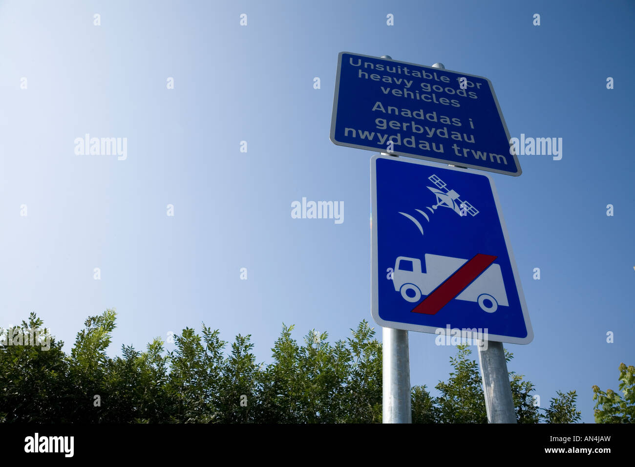Warning sign of road unsuitable for hgv hi-res stock photography and ...