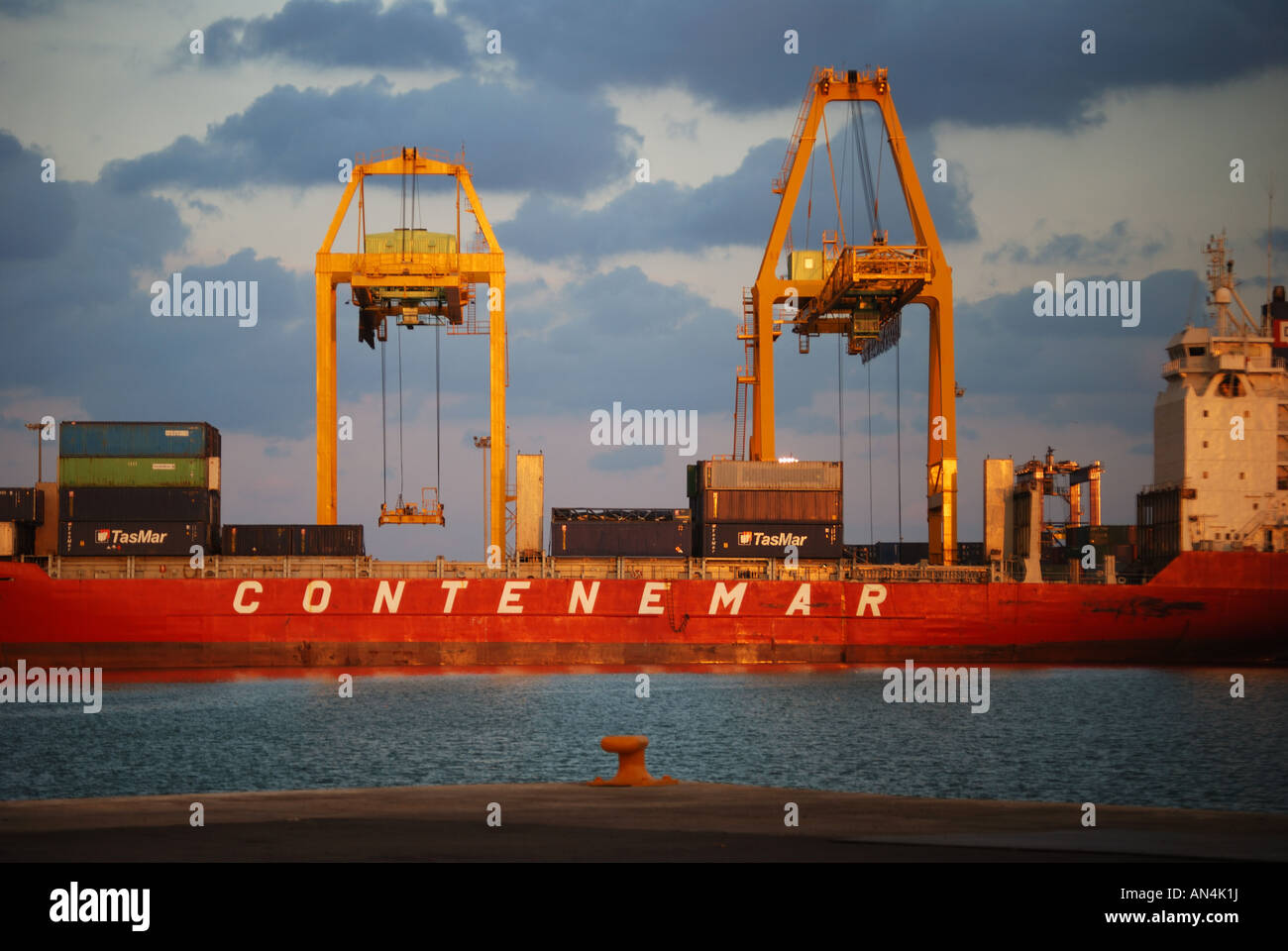 Container ship loading hi-res stock photography and images - Alamy