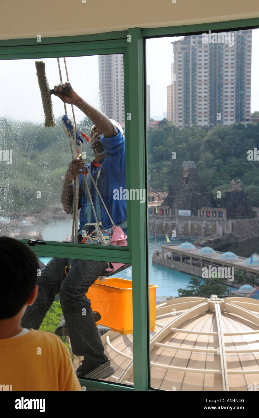 Window cleaning gondola hi-res stock photography and images - Alamy