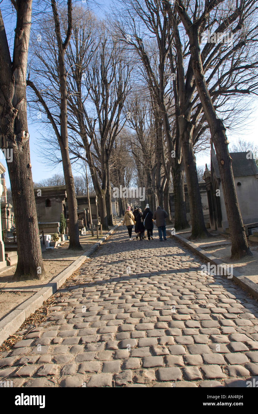 Pere Lachaise Cemetery tourists on cobblestone walkway Stock Photo - Alamy