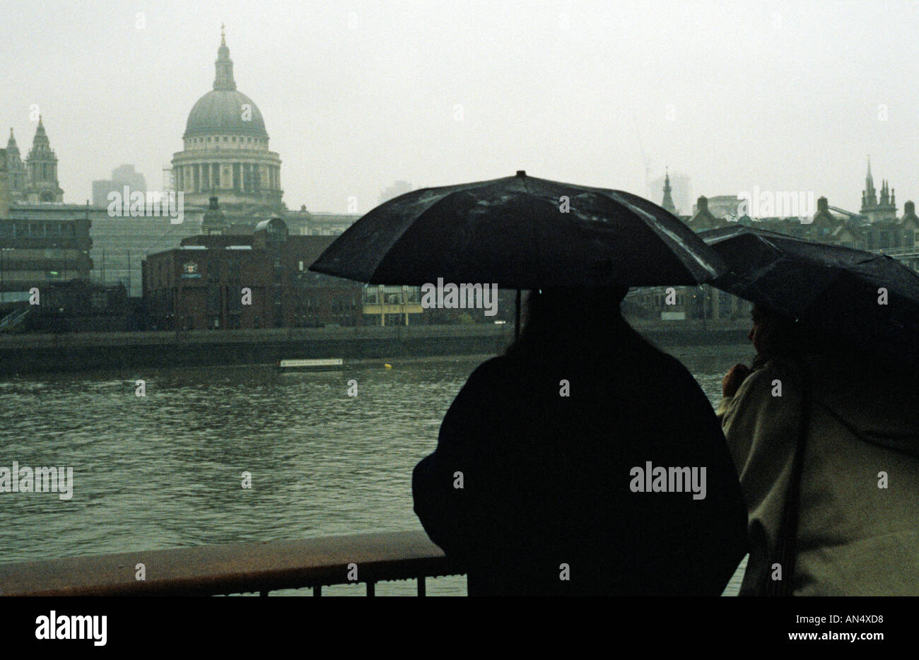 London rainy day ´ hi-res stock photography and images - Alamy