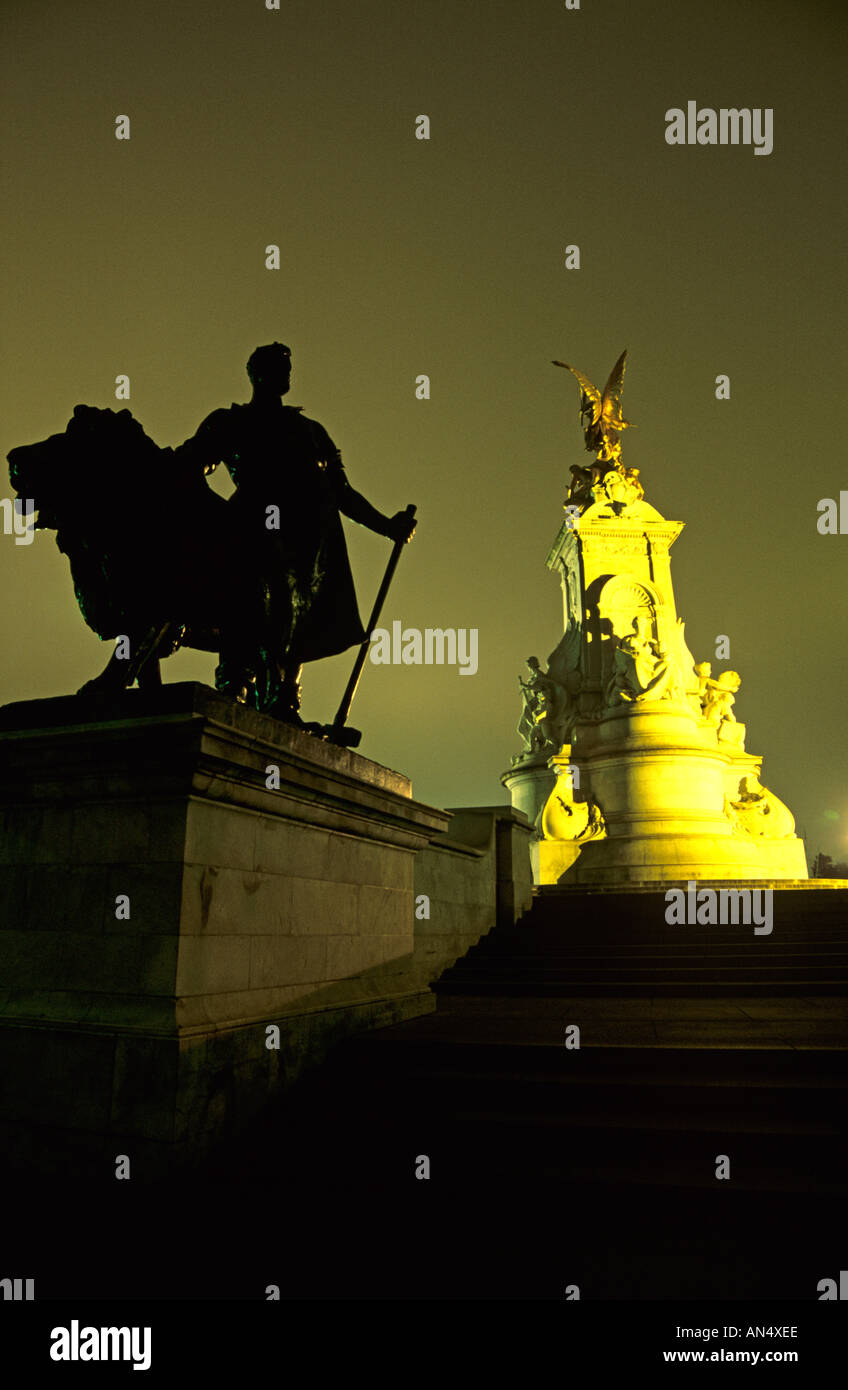 The statues at Buckingham Palace London UK Stock Photo - Alamy