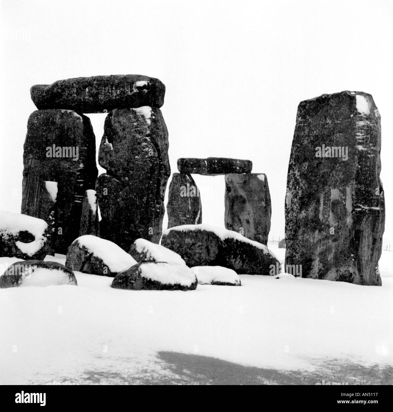 Stonehenge in winter Black and White Stock Photos & Images - Alamy