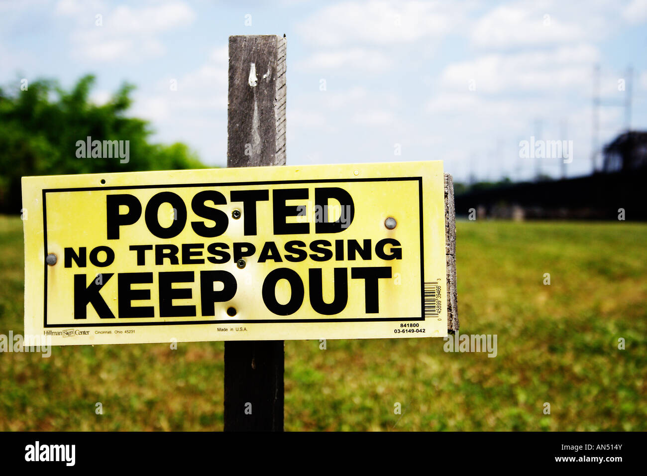 Sign warn grass field hi-res stock photography and images - Alamy