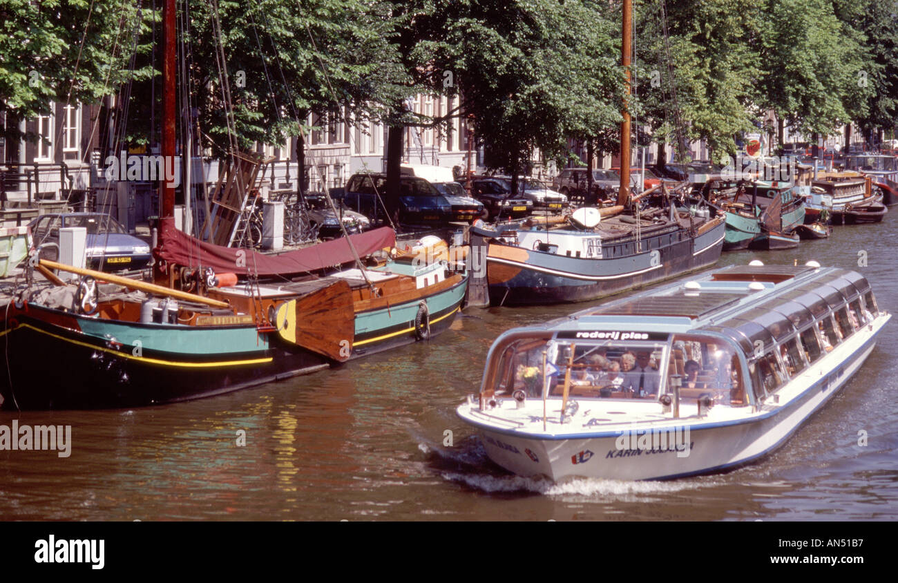 Amsterdam boat boats canal canalside hi-res stock photography and ...