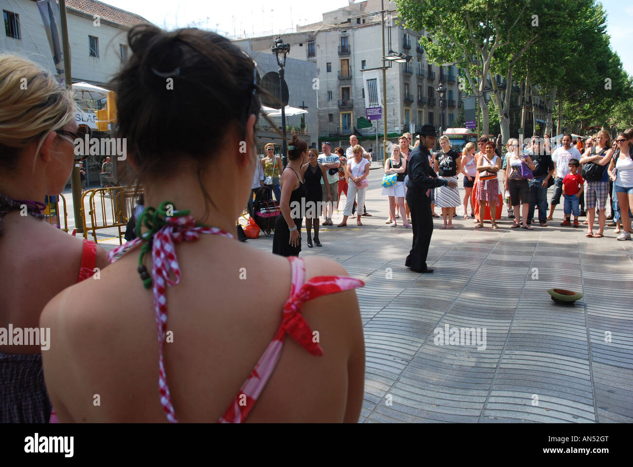 audience watching busker at work on Ramblas Barcelona Spain Stock Photo - Alamy