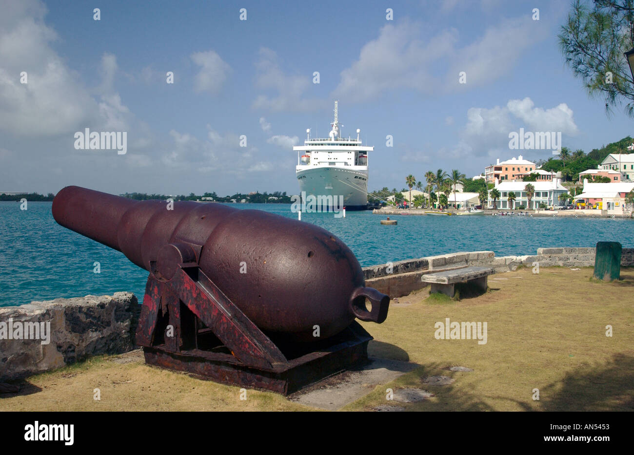 Historic canon bermuda hi-res stock photography and images - Alamy