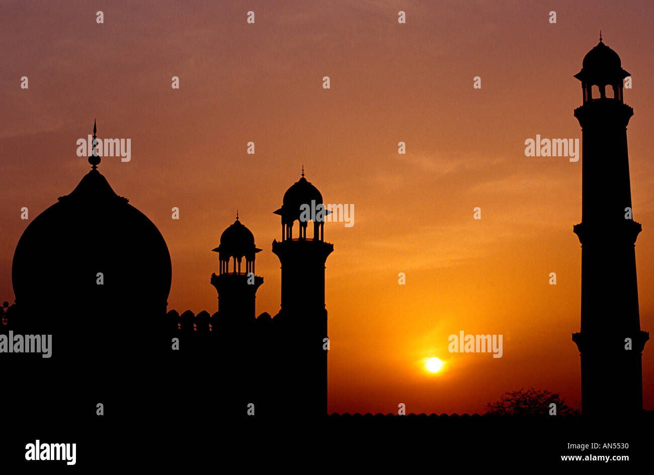 At sunset a silhouette of the Badshahi Mosque in Lahore Pakistan Stock Photo - Alamy