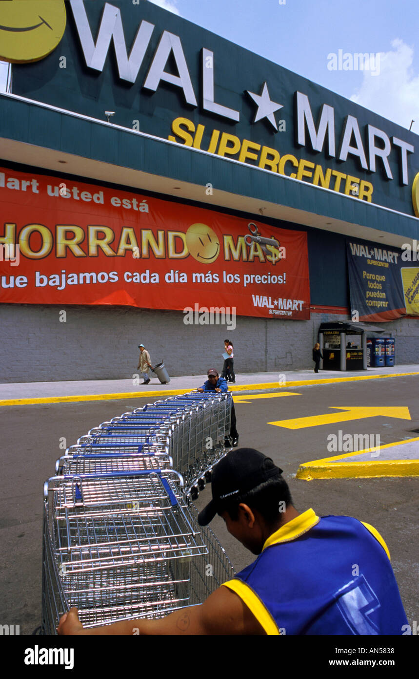 Walmart shopping carts hi-res stock photography and images - Alamy