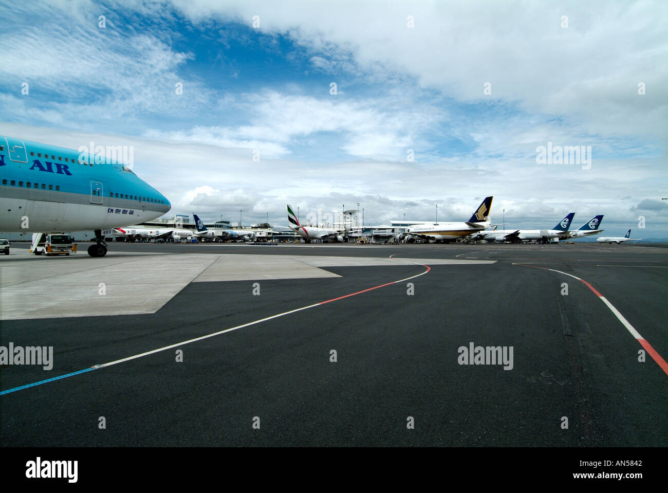 Flightline security hi-res stock photography and images - Alamy