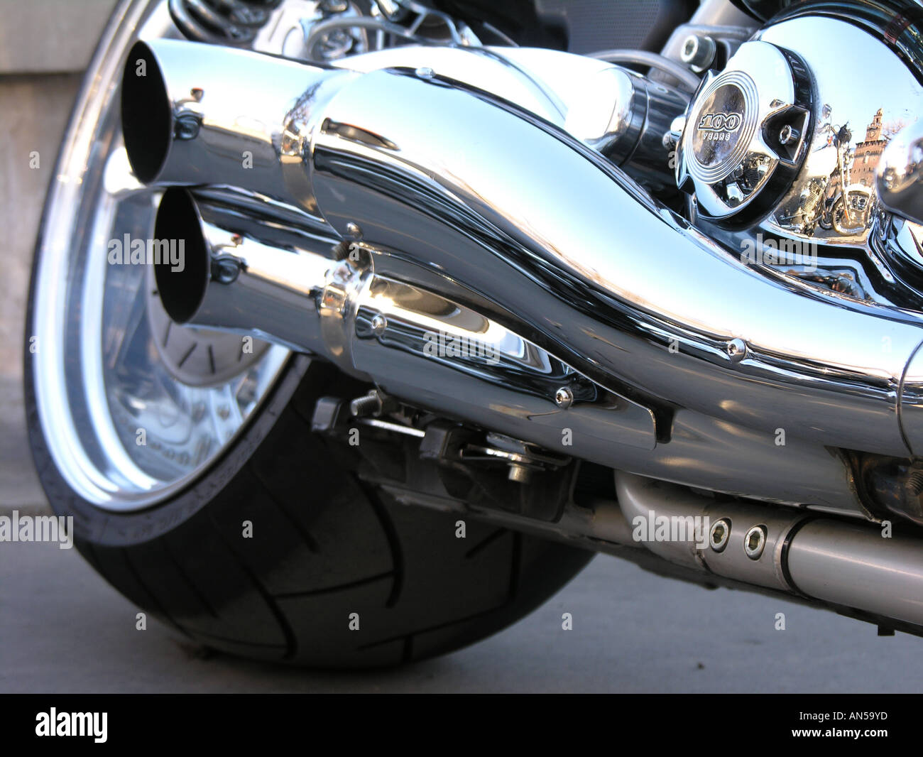 harley davidson v road exhaust detail Stock Photo - Alamy