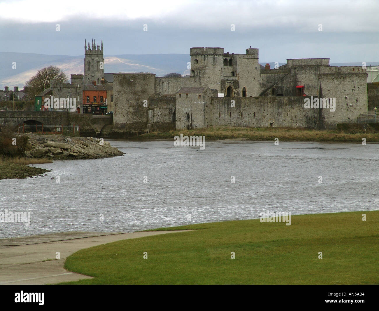 Castle location for tourists ireland hi-res stock photography and ...