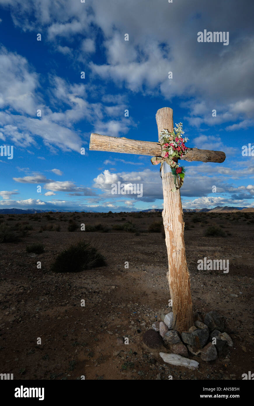 A cross in the desert Stock Photo - Alamy
