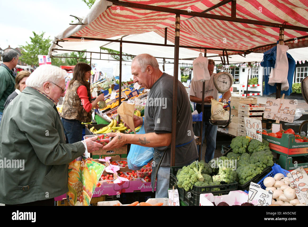 Man gets change from a market stall Stock Photo - Alamy