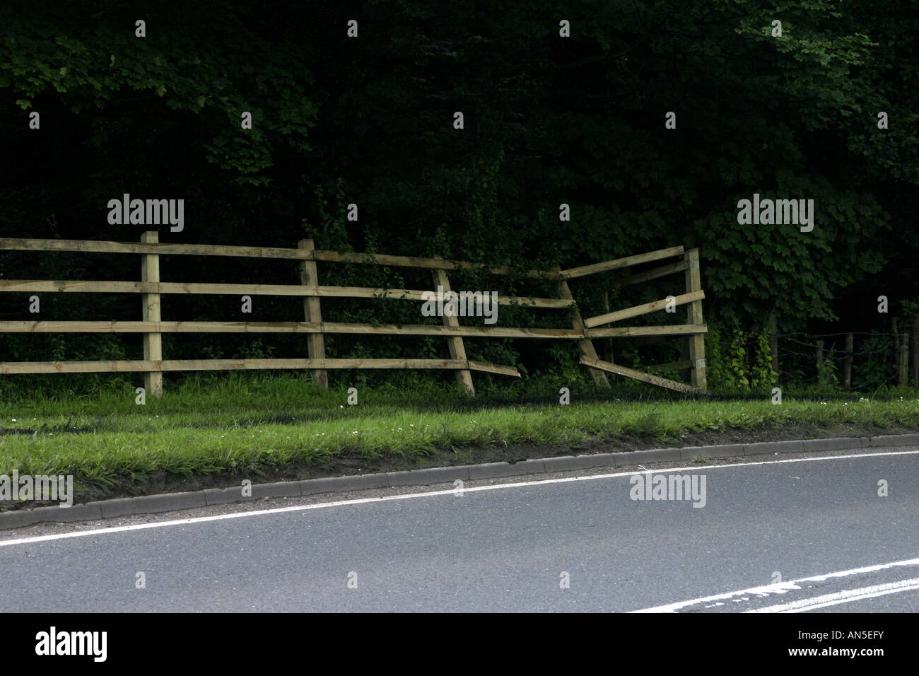 Crash fence hi-res stock photography and images - Alamy