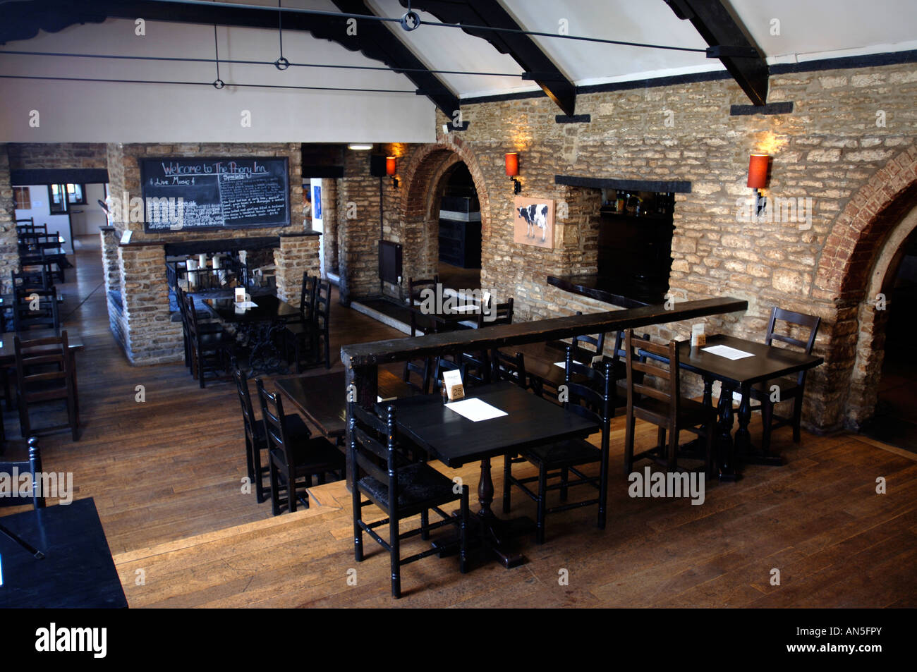 DINING ROOM AT THE PRIORY INN TETBURY GLOUCESTERSHIRE UK Stock Photo ...