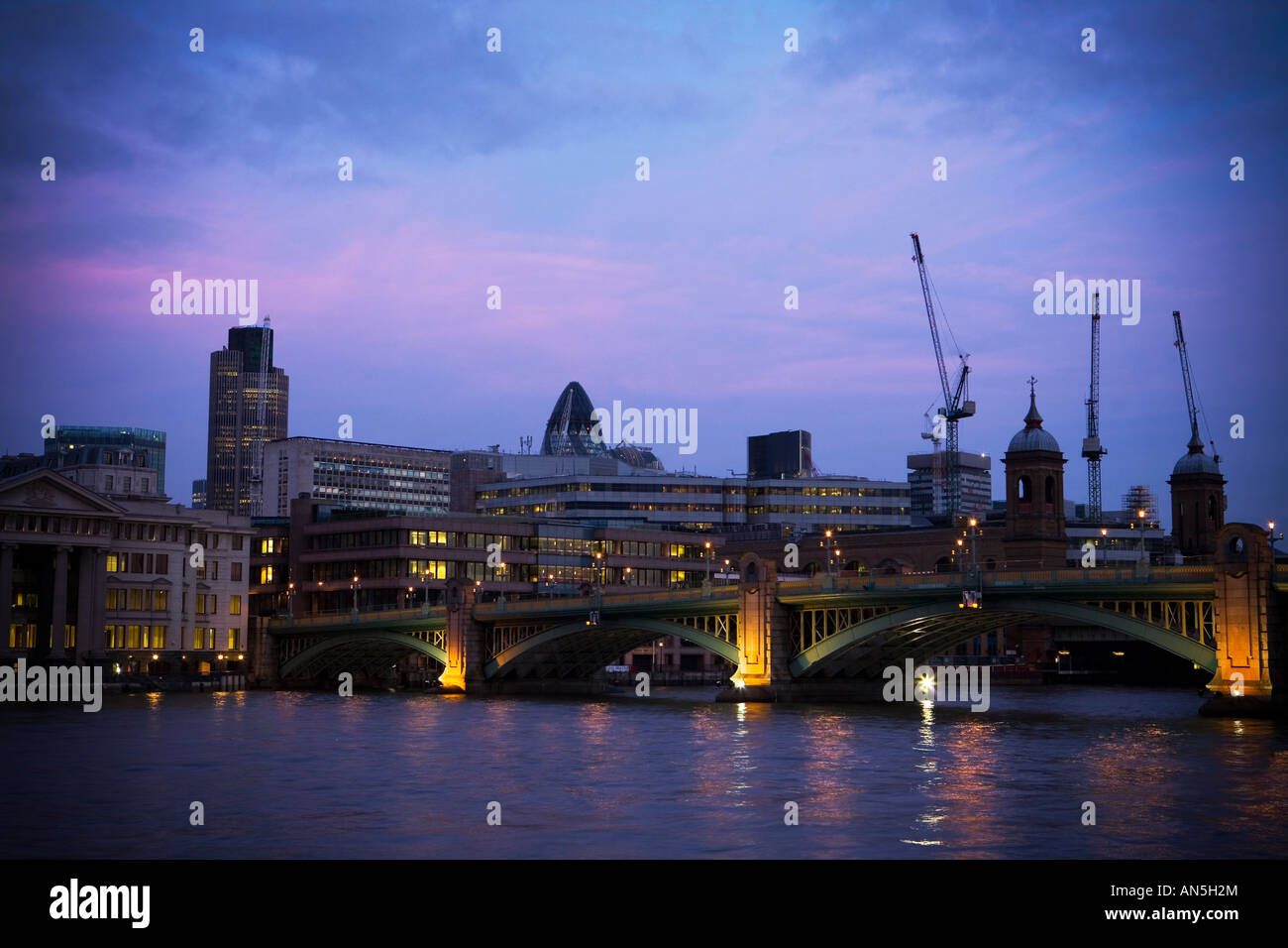 London skyline at dusk Stock Photo - Alamy